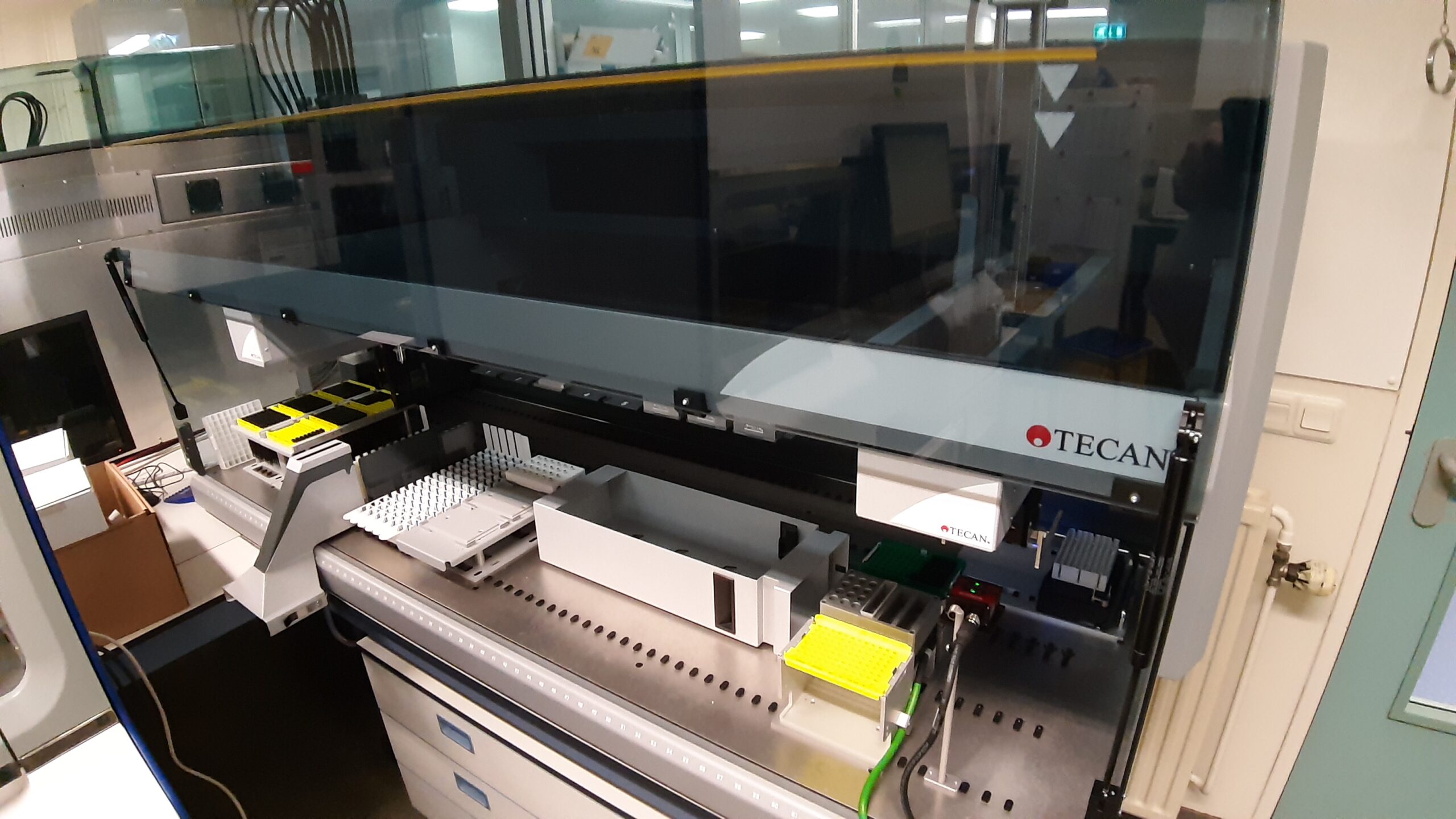 Tecan EVO 200 Pipetting Robot | Labconsort